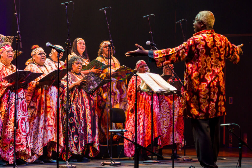 Central Australian Aboriginal Women's Choir (Andrew Kay and Desert Song ...