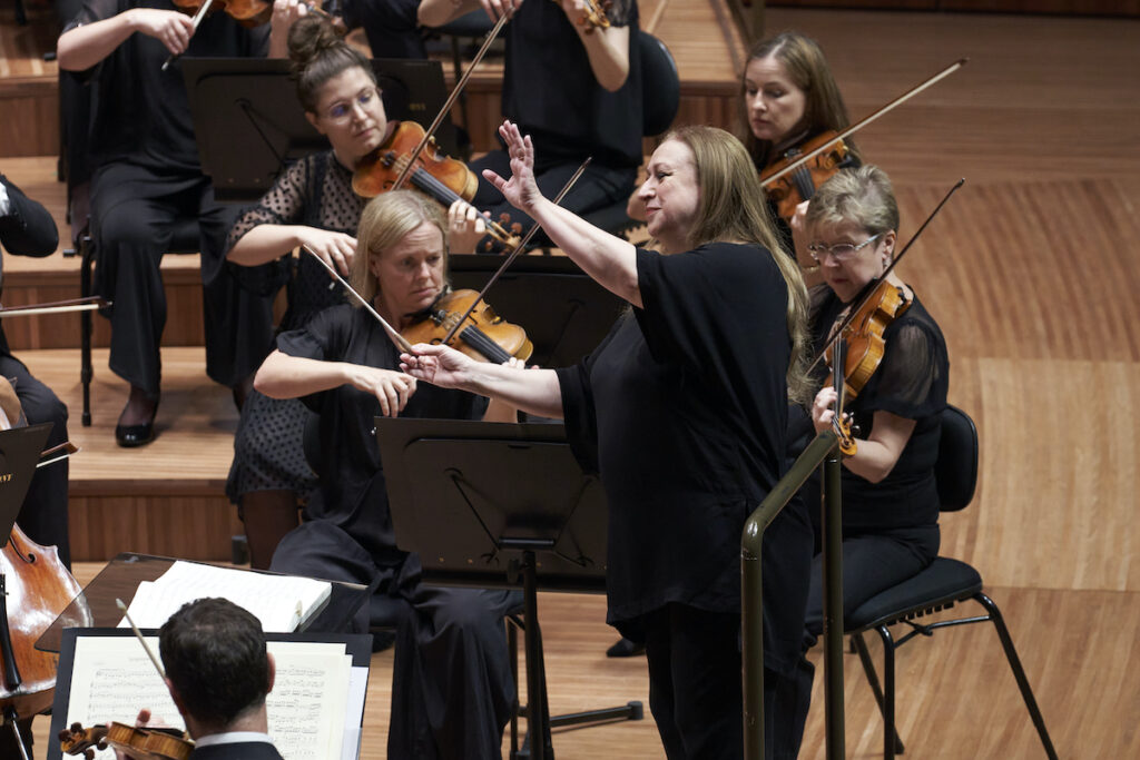 Simone Young conducts Elgar & Vaughan Williams (Sydney Symphony Orchestra)
